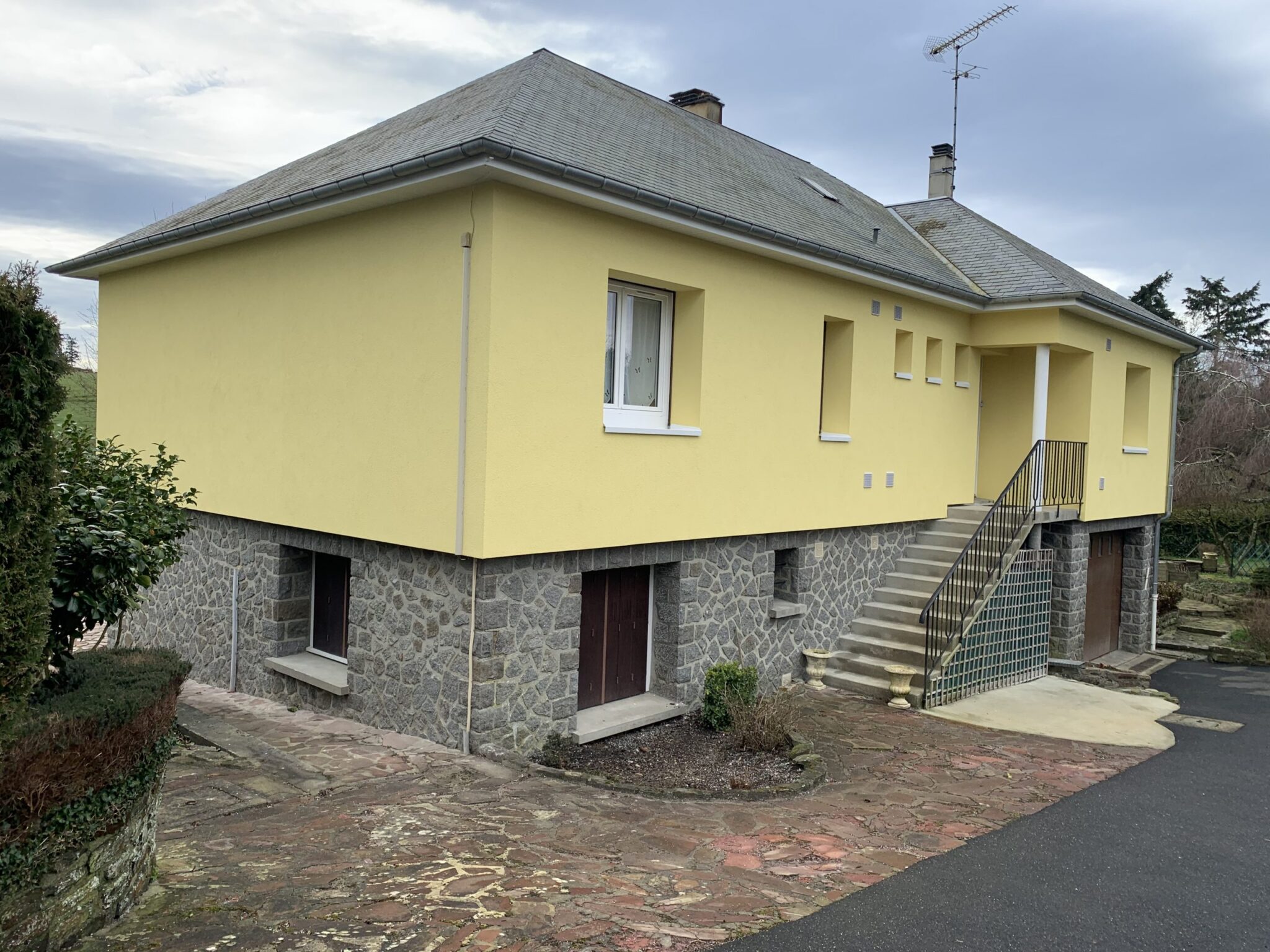 Enduit de façade et polystyrène isolant sur mur extérieur à Caen